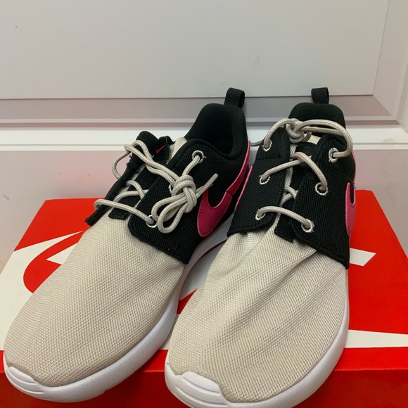 Nike | Shoes | New Nike Roshe One Little Kids Sneakers Shoes Sz 3y ...